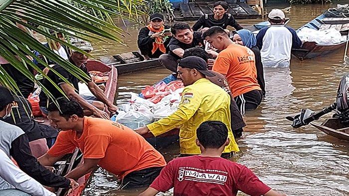 BEM IAIS Sambas Salurkan Bantuan Pada Warga Terdampak Banjir di Desa ...