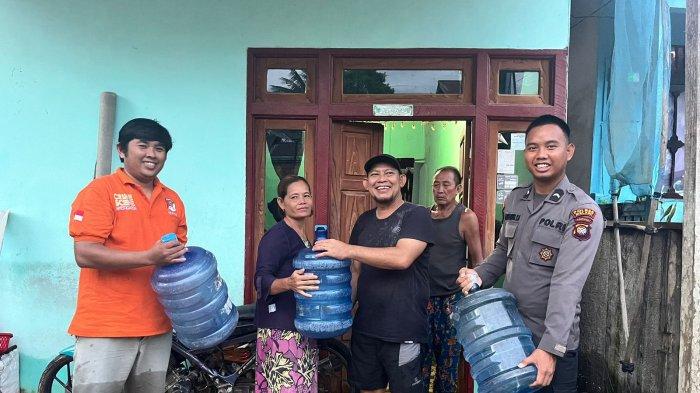 Polres Melawi Salurkan Bantuan Air Bersih kepada Warga Terdampak Banjir - Tribunpontianak.co.id