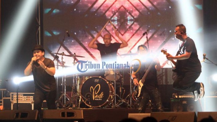 Penampilan Band Padi Pukau Penonton di Rumah Radakng - Tribunpontianak ...
