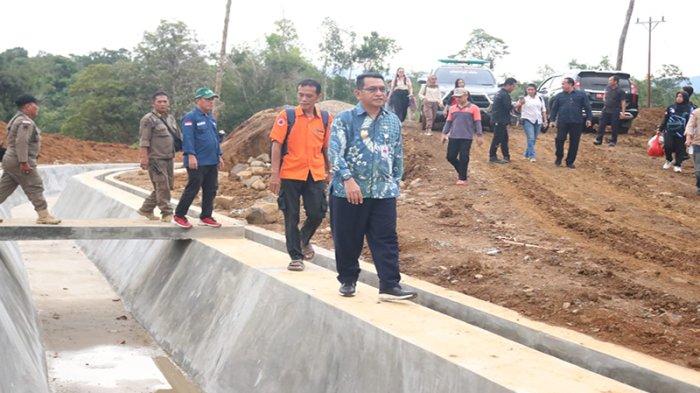 Kunker ke Desa Tenguwe, Pj Bupati Landak Tinjau Pembangunan PLTMH - Tribunpontianak.co.id