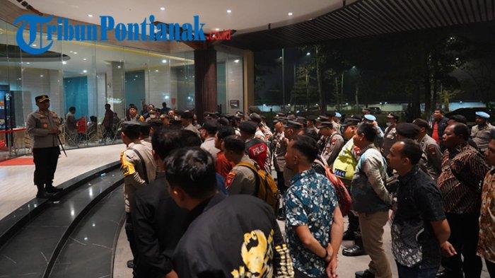 Personel Gabungan Polres Kubu Raya Amankan Debat Publik Paslon Pilkada Kubu Raya 2024 ...