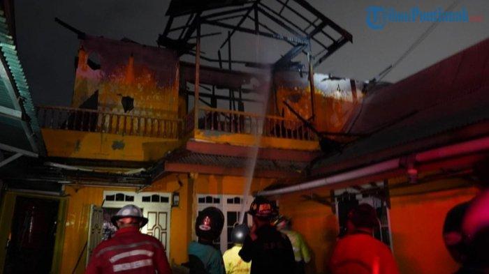 Bangunan di Jalan Purnama 2 Pontianak Hangus Terbakar, Api Diduga Muncul dari Lantai 2 ...