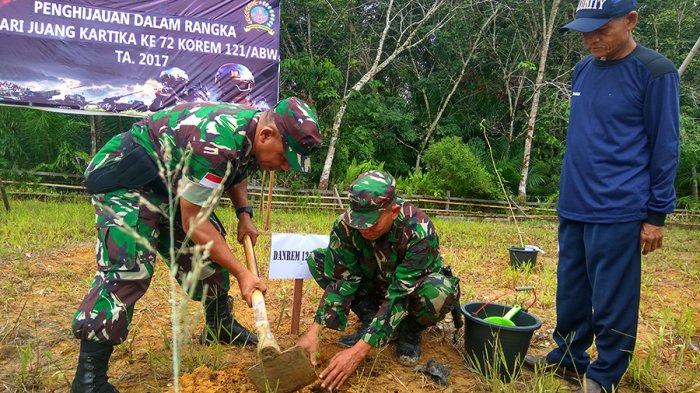 Korem 121/Abw Tanam Pohon di Bandara Tebelian dan Lokasi Bekas Tambang ...