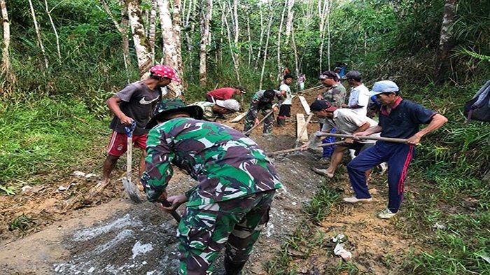 Satgas Pamtas Yonif Mekanis 643/Wns Gotong Royong Bersama Warga Bangun Jalan Desa di Perbatasan ...