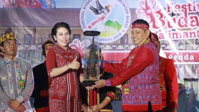 FOTO: Penutupan Festival Budaya Dayak ke-1 Kalbar di Bengkayang ...