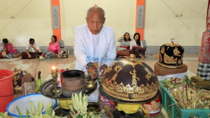 FOTO: Umat Hindu melaksanakan sembahyang di Pura Giripati Mulawarman ...