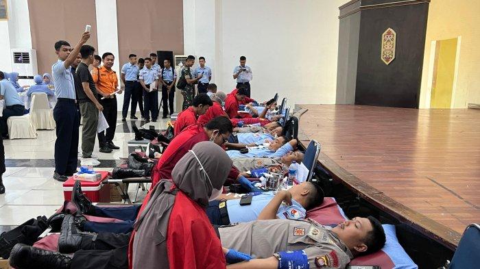 Satbrimob Polda Kalbar Partisipasi kegiatan Bakti Sosial Kesehatan Donor Darah TNI AU ...