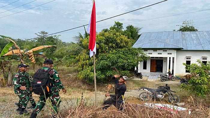 Bagikan Bendera Gratis, Satgas Pamtas Yonkav 12/BC Ajak Warga Kibarkan ...