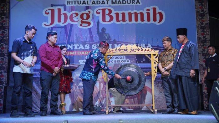 Pj Bupati Sanggau Suherman Ritual Adat Jheg Bhumih IKBM ...