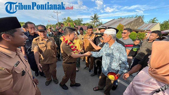 Bupati Satono Resmikan Jalan Kota Bangun-Sekuyang di Desa Gapura Sambas - Tribunpontianak.co.id