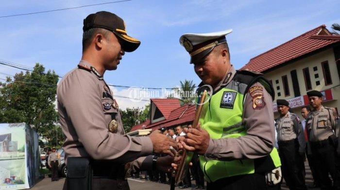 FOTO: Ipda Tatang Terima Penghargaan dari Kapolresta Pontianak Kombes ...
