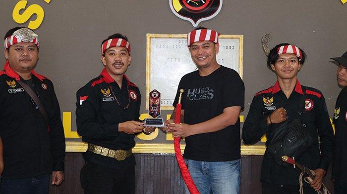 Ormas Dayak Tangkitn Janawi Beri Piagam Penghargaan ke Kasat Intelkam ...