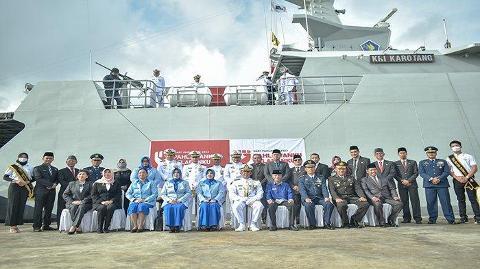 Upacara Tabur Bunga Peringatan Hari Pahlawan di Atas Kapal Kenang Perjuangan Para Pahlawan Laut ...