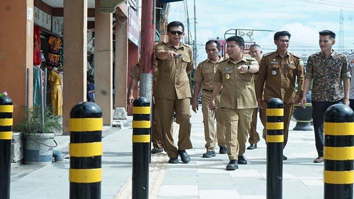 Bupati Satono Pantau Pedestrian Pasar Tebas Rampung Dibangun - Tribunpontianak.co.id