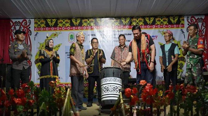 Bupati Kapuas Hulu Ajak Masyarakat Dayak Lestarikan Gawai Dayak - Tribunpontianak.co.id