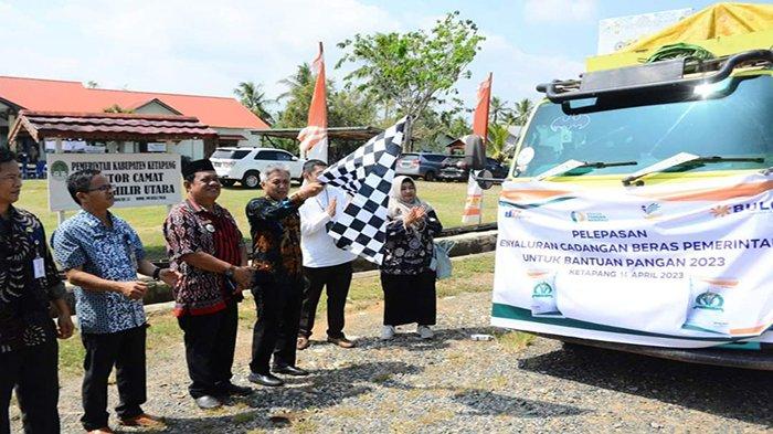 Pemkab Ketapang Serahkan Bantuan Cadangan Pangan Tahun 2023 - Tribunpontianak.co.id