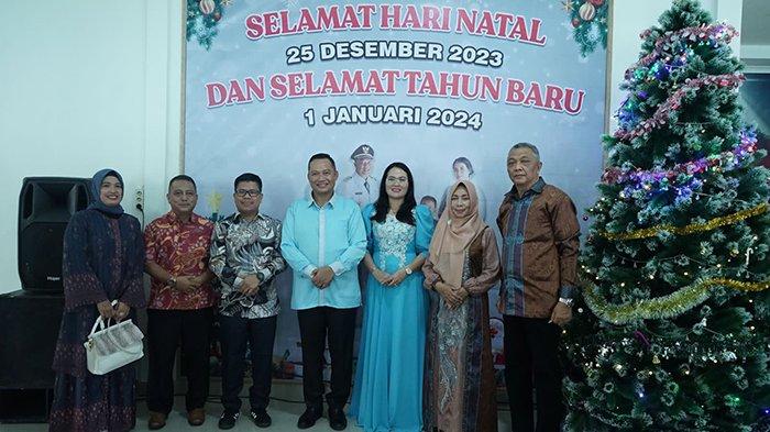 Bupati Satono Silaturahmi Natal ke Rumah Bupati Bengkayang Sebastianus ... Bupati Satono Silaturahmi Natal ke Rumah Bupati Bengkayang Sebastianus ...
