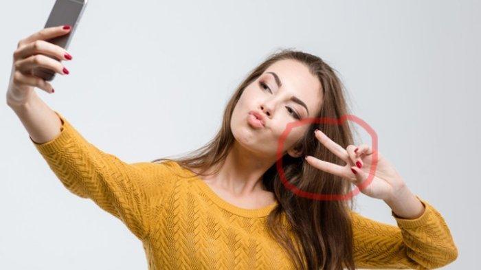 Jangan Selfie dengan Pose Tunjukkan Jari V atau Peace, Bisa Berakibat ...