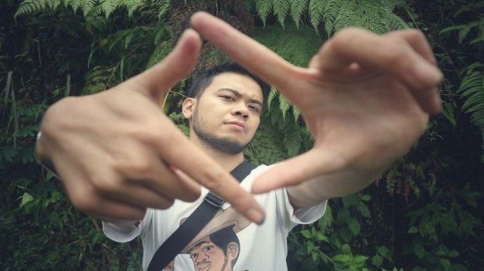 Jarang Muncul di Publik Sampai Dikira Jadi Sales, Ternyata Ini Profesi ...