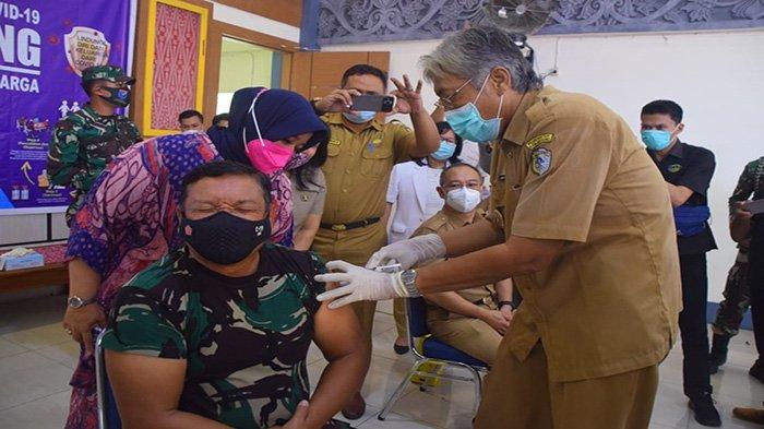Danrem 121/Abw Brigjen TNI Ronny Bangga Jadi Orang Pertama yang Disuntik Vaksin oleh Bupati ...