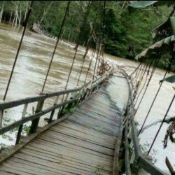 Sungai Meluap, Jembatan Desa Keranjik Nyaris Putus - Tribunpontianak.co.id