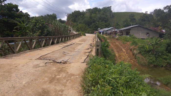 Memprihatinkan, Seperti Inilah Kondisi Jembatan Penghubung Menuju ...