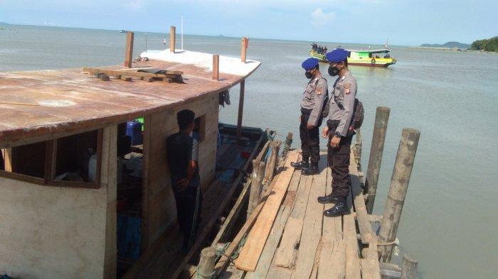 Datangi Dermaga Kapal, Personel Polair Bengkayang Beri Pesan Keselamatan Pelayaran ...