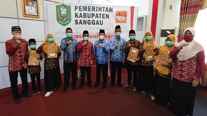 Wabup Ontot Serahkan Piagam Penghargaan dan Bonus Kepada Para Kafilah ...