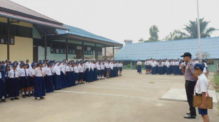 Kanit Binmas Polsek Tayan Hilir Ajak Siswa Jauhi Kenakalan Remaja, Pimpin Upacara Bendera di ...