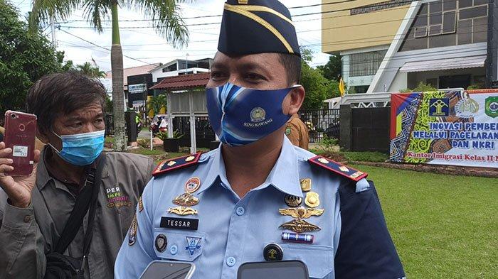 Dua Menit Paspor Tidak Jadi, Pemohon di Kantor Imigrasi Singkawang Berhak Dapat Paspor Gratis ...