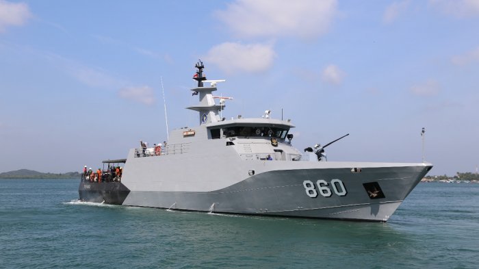 KRI Torani 860 Amankan Kapal Cargo Kawan Express 01 - Tribunpontianak.co.id