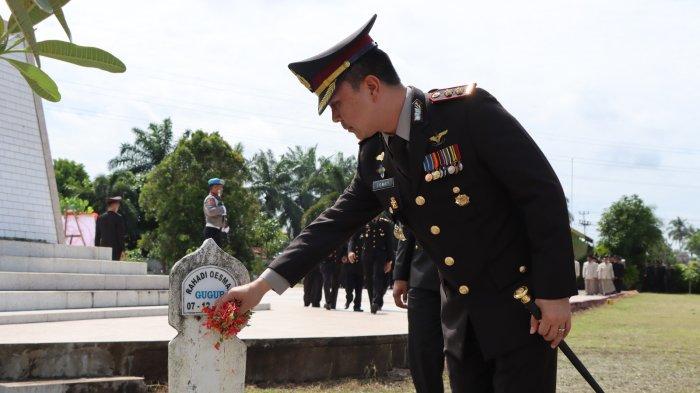 Peringati Hari Bhayangkara ke-78, Polres Ketapang Gelar Ziarah ke Taman Makam Pahlawan Ketapang ...