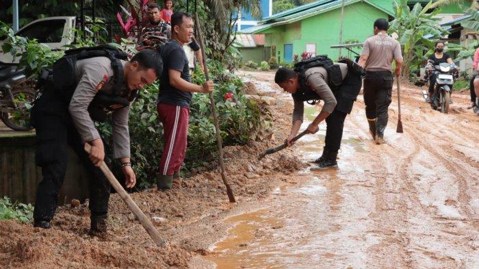 Kapolres Sekadau Bersama Warga Gotong Royong Perbaiki Jalan Rusak di Dusun Lamau ...