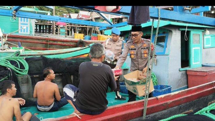 Polsek Pulau Maya Karimata dan Polsek Simpang Hilir Polres Kayong Utara Bagikan Takjil kepada ...