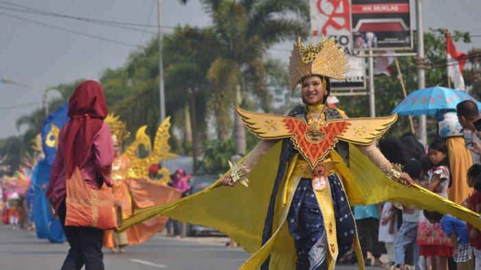 FOTO: Penampilan Peserta Karnaval Tenun Lunggi di Halaman Kantor Bupati Sambas - Tribunpontianak ...