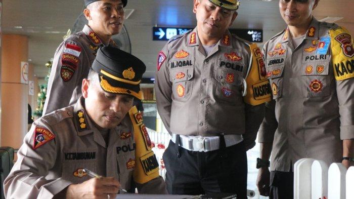 Karoops Polda Kalbar Cek Kesiapan Posko Terpadu Ops Lilin Kapuas 2022 di Bandara Supadio ...