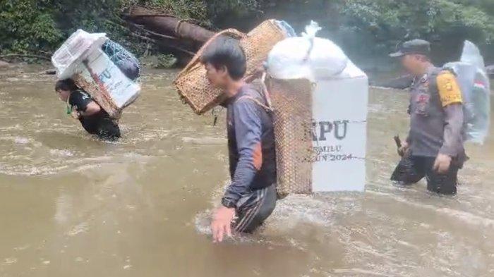 Potret Personel Polres Kapuas Hulu Kawal Surat Suara Gigih Dalam