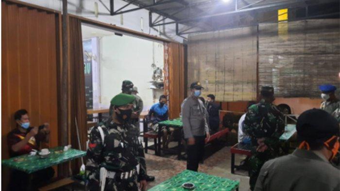 Tim Gabungan TNI-Polri dan Satpol PP Lakukan Operasi PPKM di Warkop dan Kafe di Kubu Raya ...