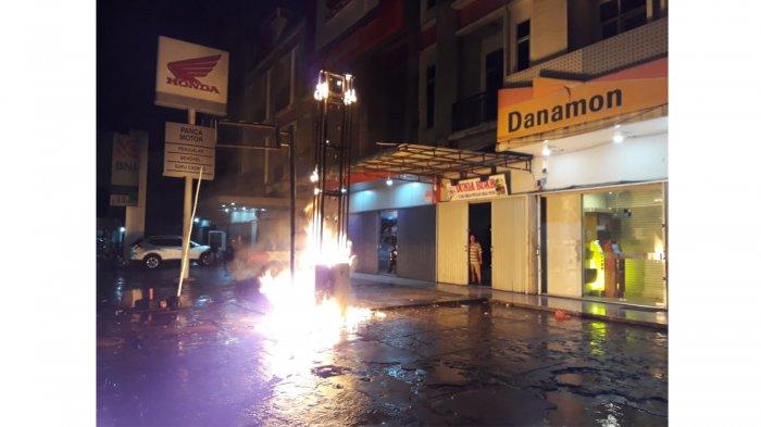 Plang Neon Box Depan SPBU Sungai Pinyuh Terbakar di Tengah Guyuran ...