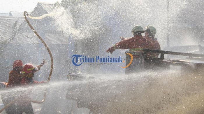 Foto-foto Api Hanguskan Toko Bangunan di Jalan Danau Sentarum - Tribunpontianak.co.id