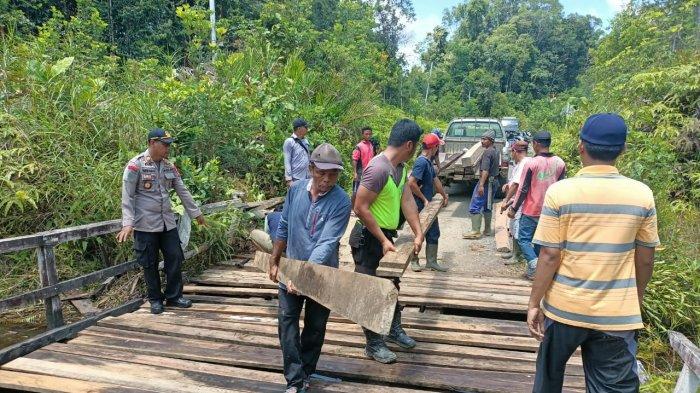 Indahnya Kebersamaan, Polisi dan Warga Gotong Royong Perbaiki Jembatan Rusak - Tribunpontianak.co.id