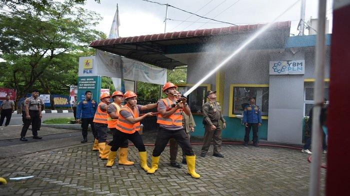 PLN UIP KLB Gelar Simulasi Pengendalian Huru Hara dan Penanganan Kebakaran - Tribunpontianak.co.id