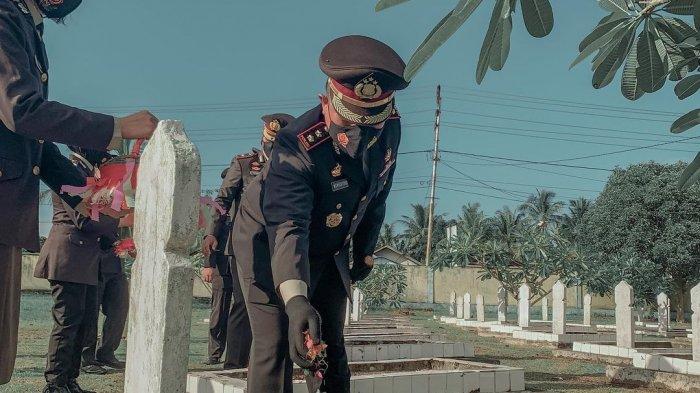 Peringatan Hari Bhayangkara ke-75, Polres Ketapang Ziarah ke Taman Makam Pahlawan ...
