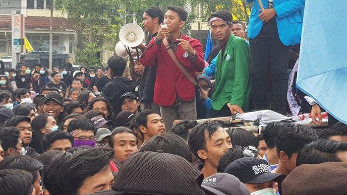 VIDEO: Penyampaian Tuntutan Aksi oleh Ketua BEM Poltesa ...