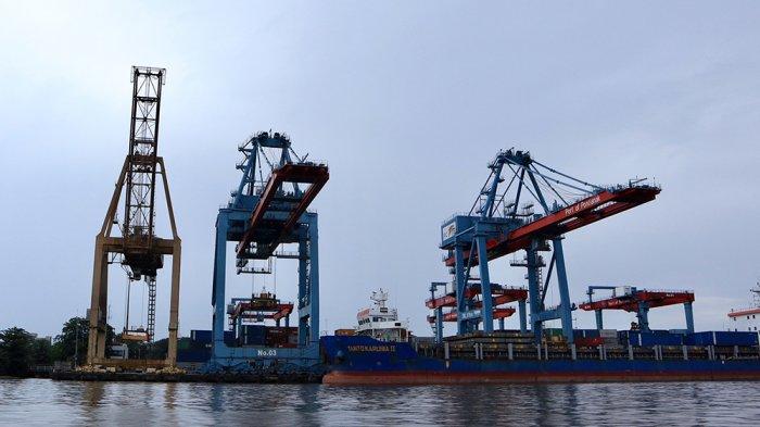 Aktivitas Masuk dan Keluar Barang di Pelabuhan Dwikora Pontianak ...
