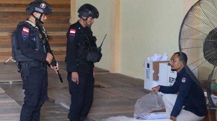 Brimob Kalbar Patroli untuk Jaga Kamtibmas Wilayah Hukum Polda Kalbar pada Pemilu 2024 ...