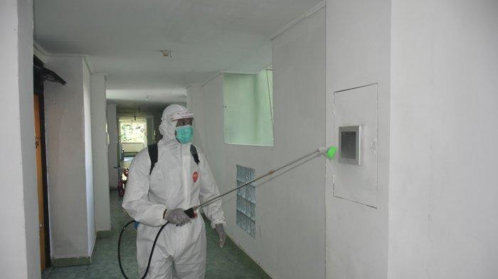 Kenakan APD Lengkap, Personel Korem 121/ABW Semprot Disinfektan di ...