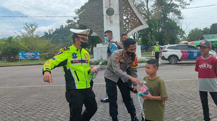 Kapolres Kayong Utara Bagikan Makanan Ringan dan Masker Kepada ...