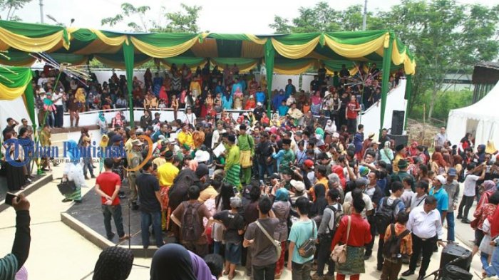 Foto-foto Puncak Pesona Kulminasi Matahari di Tugu Khatulistiwa ...