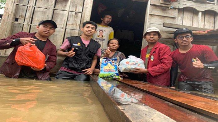 LAZISMU Sambas Salurkan Bantuan di Banjir Sepantai - Tribunpontianak.co.id